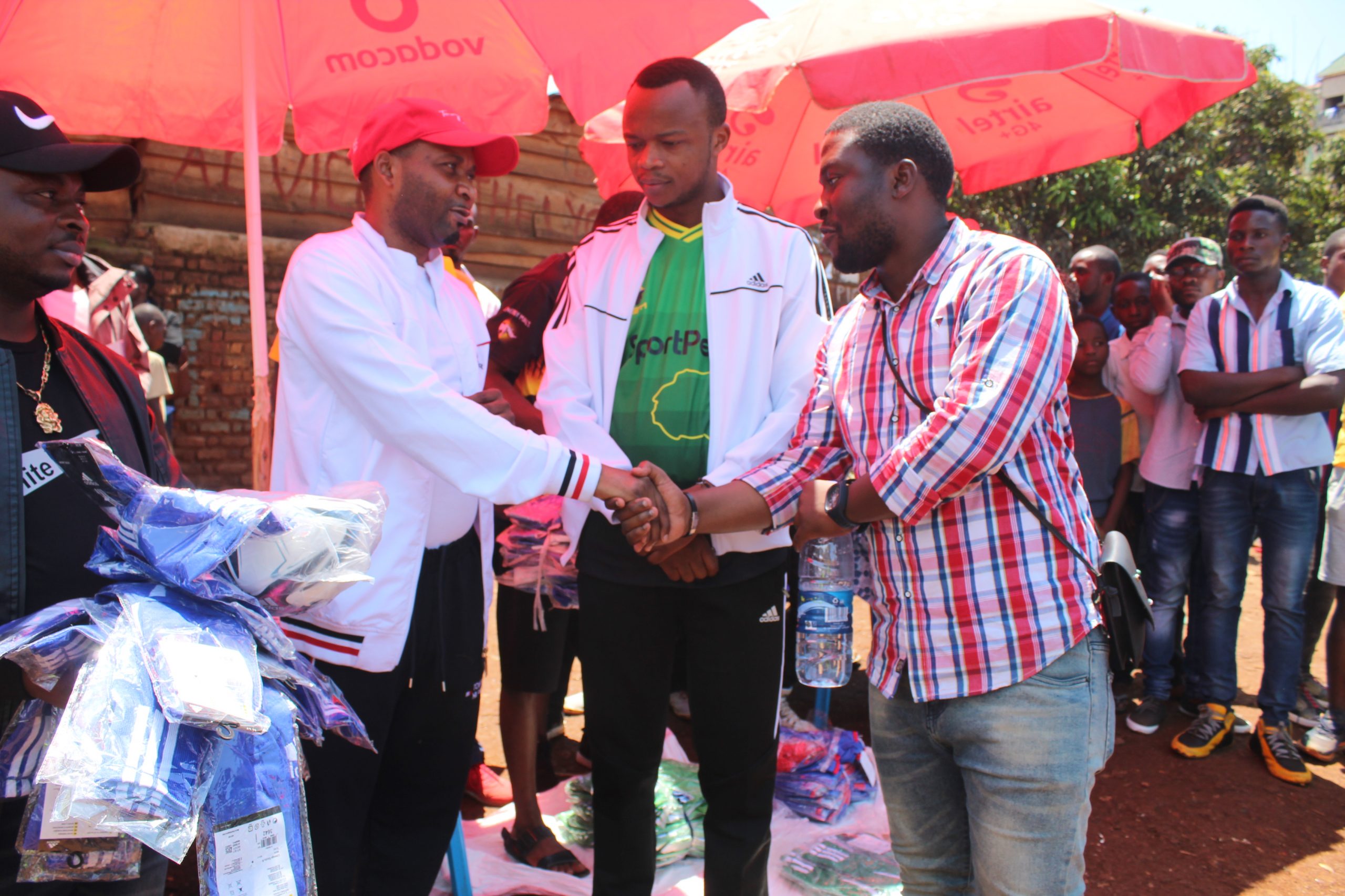 BUKAVU/ SPORT : Trésor Mutiki Lutala, remet des équipements sportifs ...